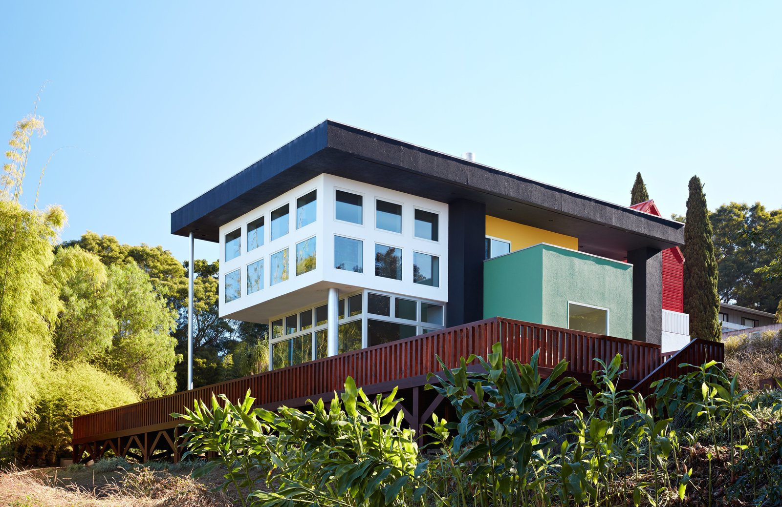 Photo 13 of 14 in Thank Sottsass for the Most Memphis House Imaginable ...