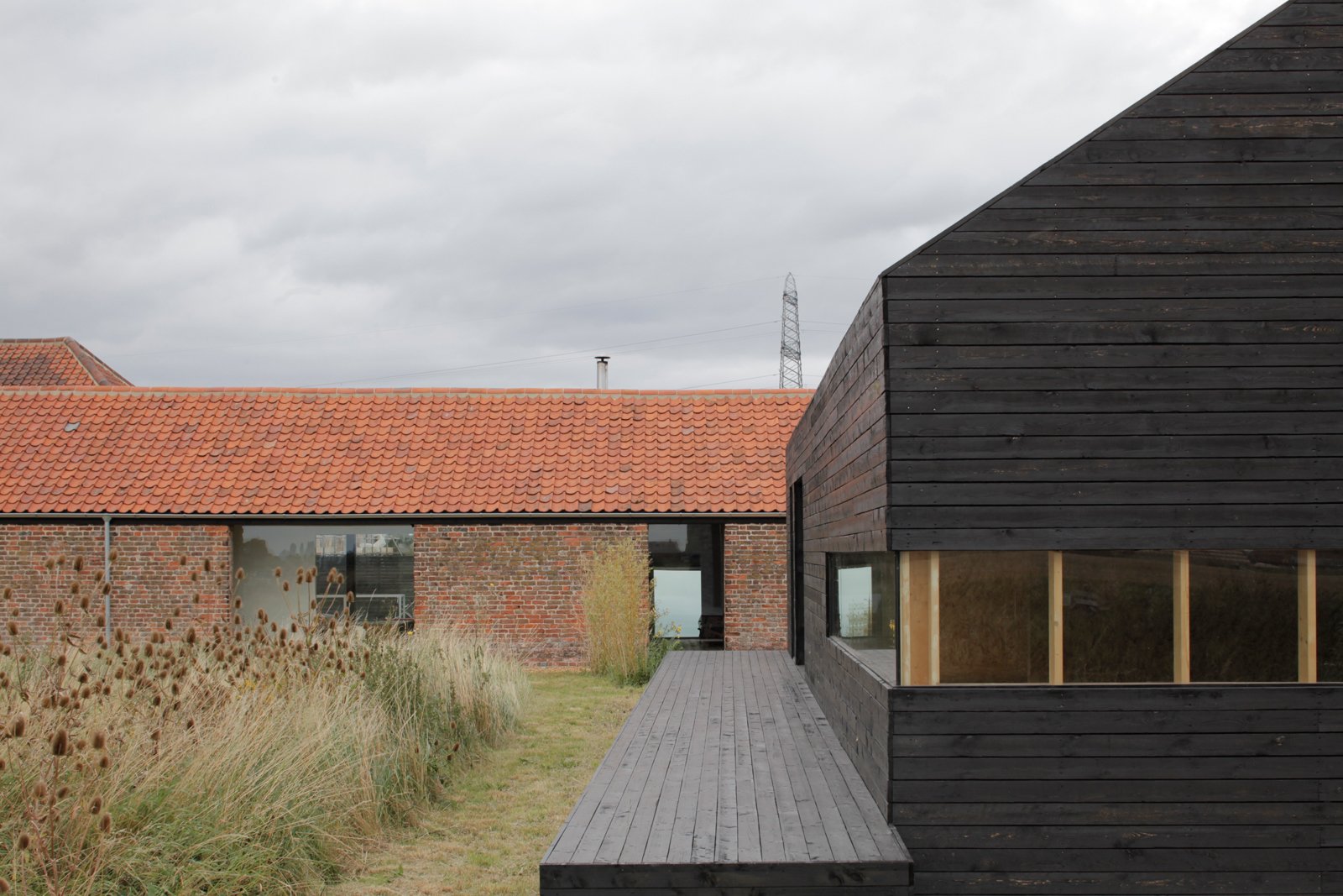 Photo 5 of 12 in A Pair of English Barns Hide Unabashedly Bold and ...