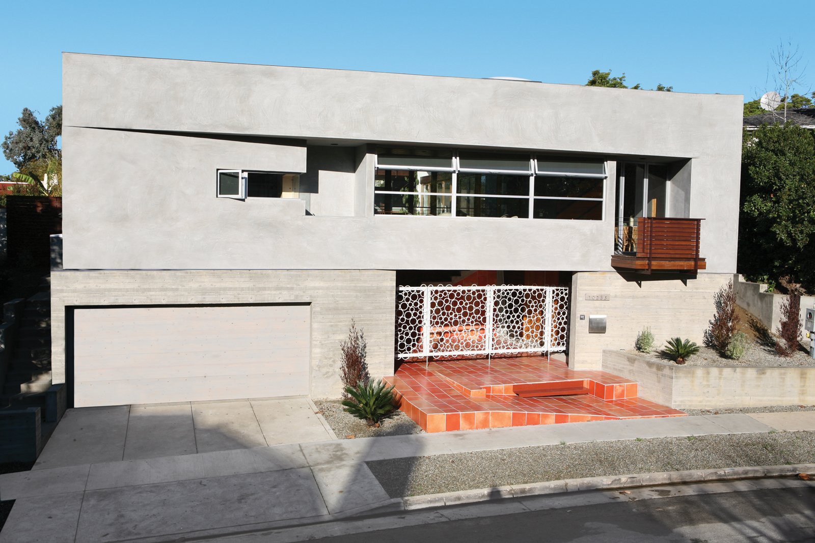 Photo 5 of 5 in Facade Focus: 5 Stucco Homes by Allie Weiss from ...
