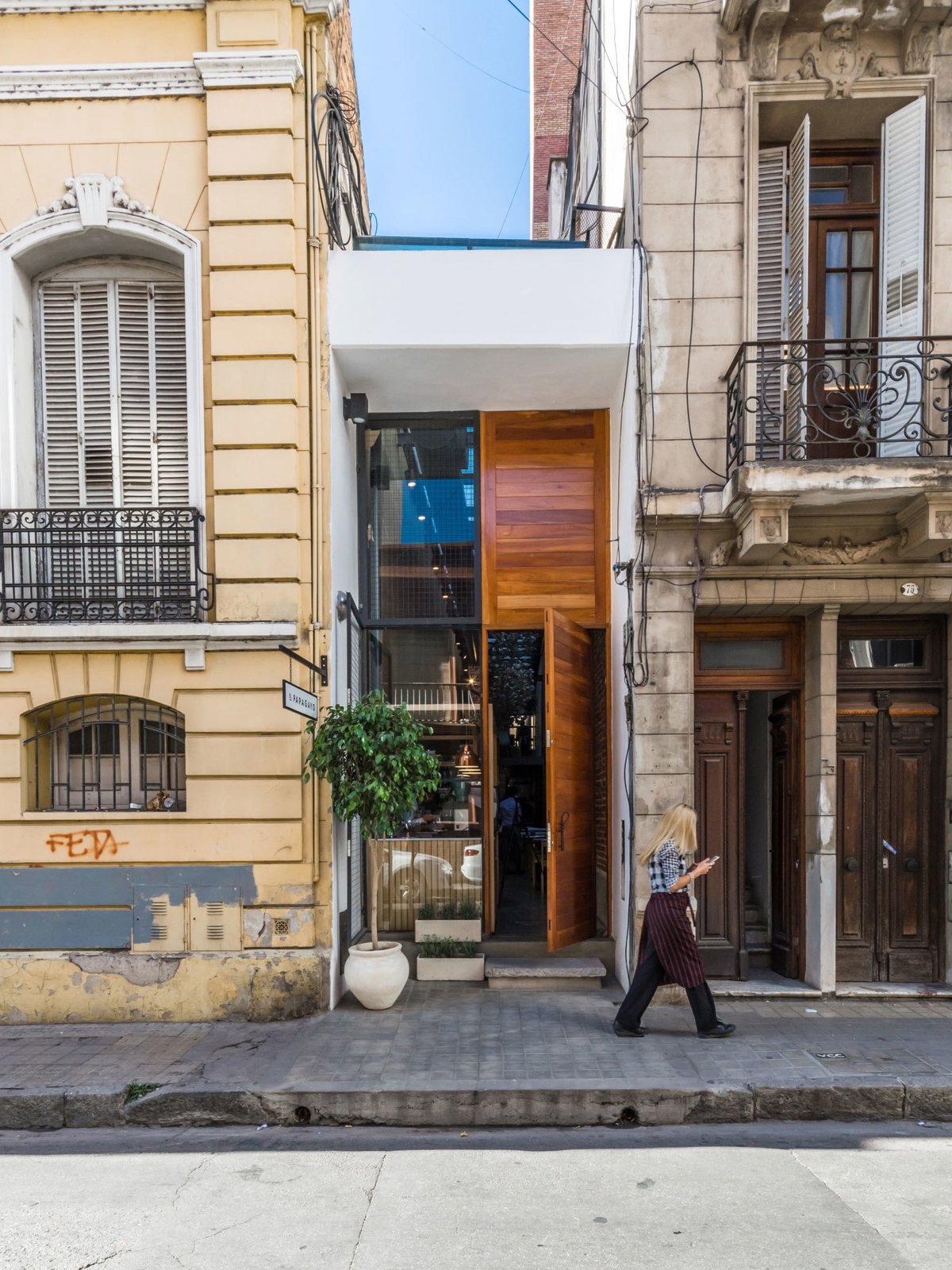 This Amazingly Tiny Restaurant in an Alley Is Under 8 Feet Wide (5 ...