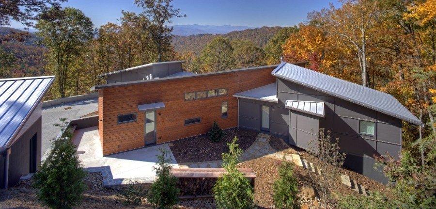 A Contemporary North Carolina Home Navigates a Tricky Site Atop a Ridge ...