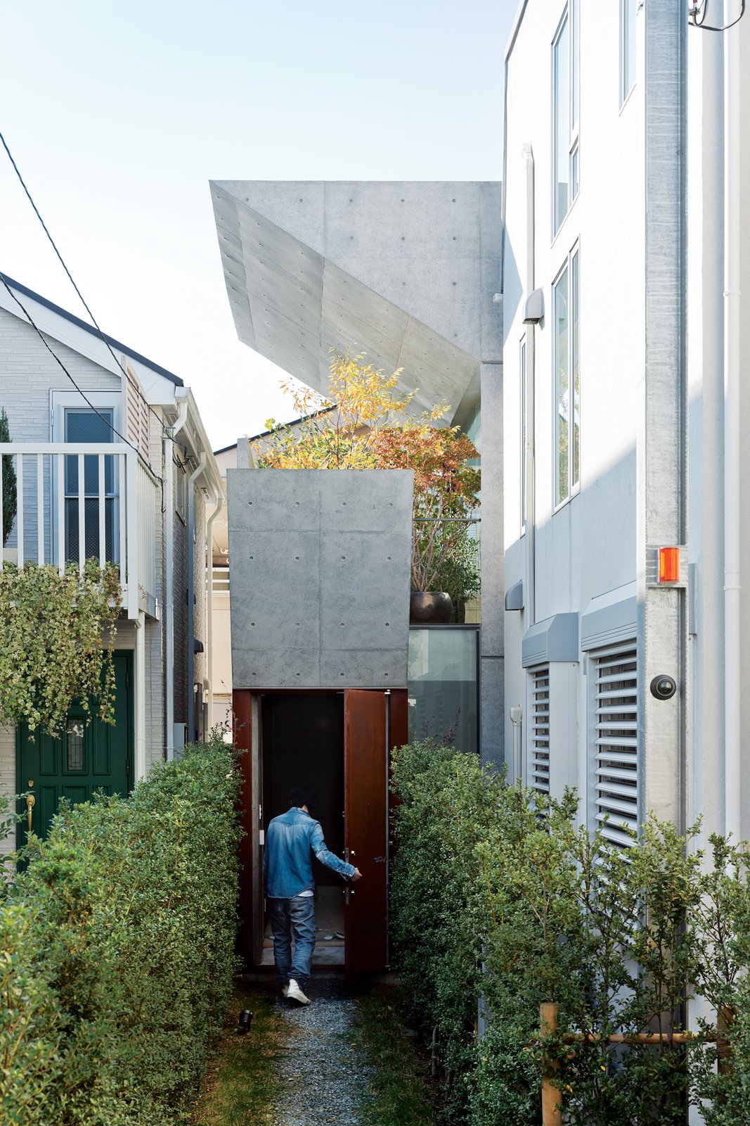 Photo 1 of 10 in Follow Us to 10 Modern Homes in Tokyo from A “Bent ...