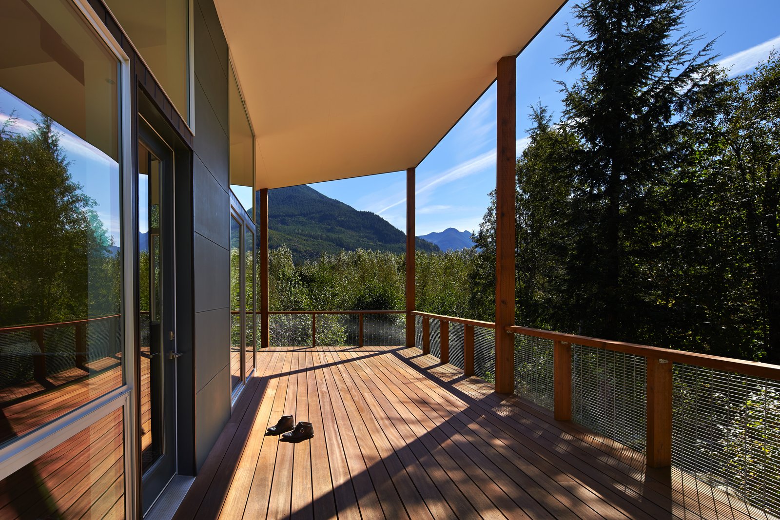 Photo 4 of 10 in This Retreat in the Cascades is a Bold Take on the ...