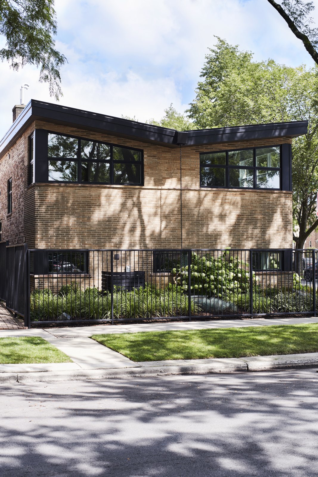 Photo 3 of 15 in Midcentury Mashup: A 1950s Ranch House in Chicago Gets ...