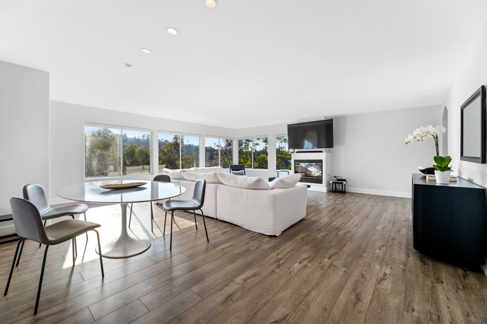 Photo 3 of 8 in One of Richard Neutra’s Stilt Homes in L.A. Hits the ...