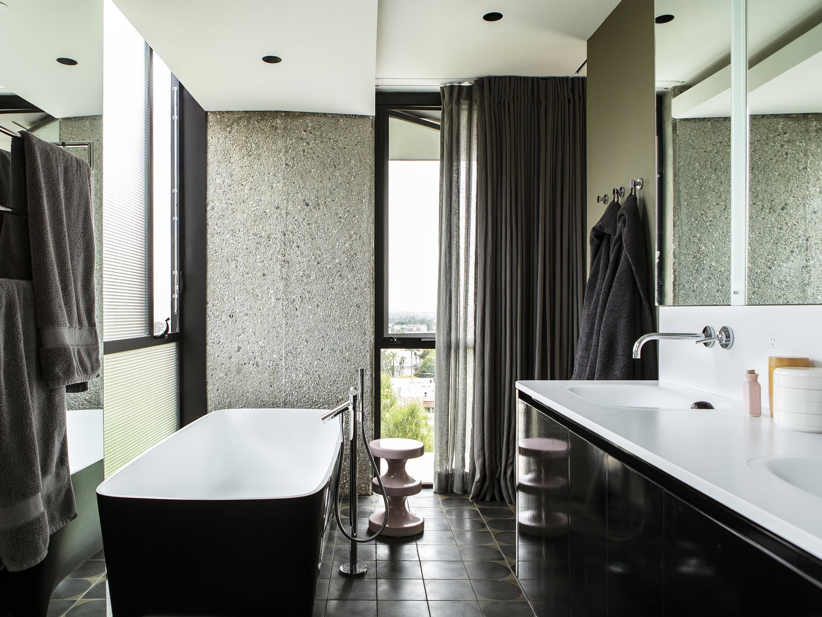 Photo 16 of 20 in Architect Clive Wilkinson’s L.A. Home Perches Over a ...