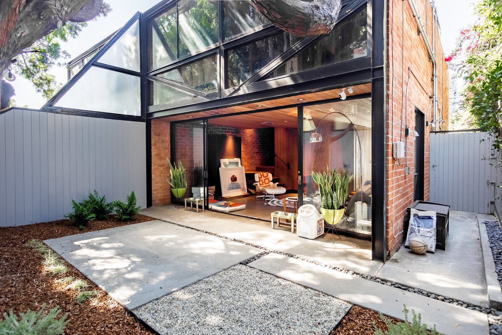 Photo 2 of 12 in Case Study Designer Craig Ellwood’s Landmarked ...