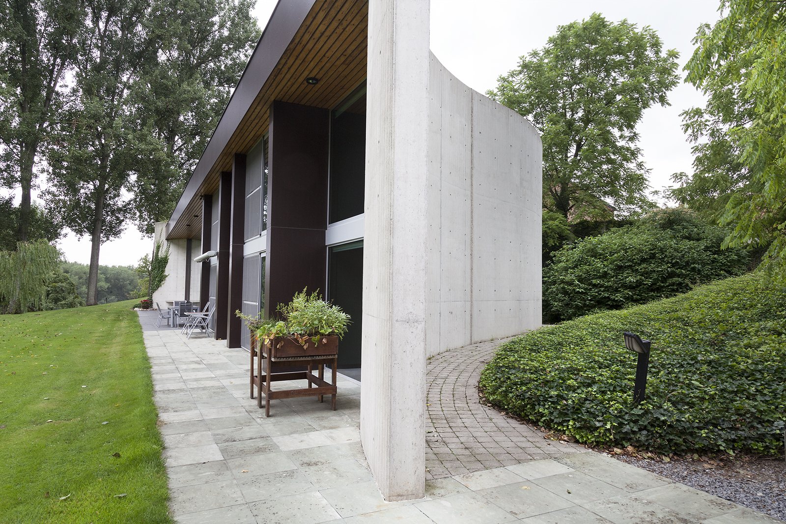 Photo 12 of 12 in An Architect’s Dramatic, Half-Buried Home in Belgium ...