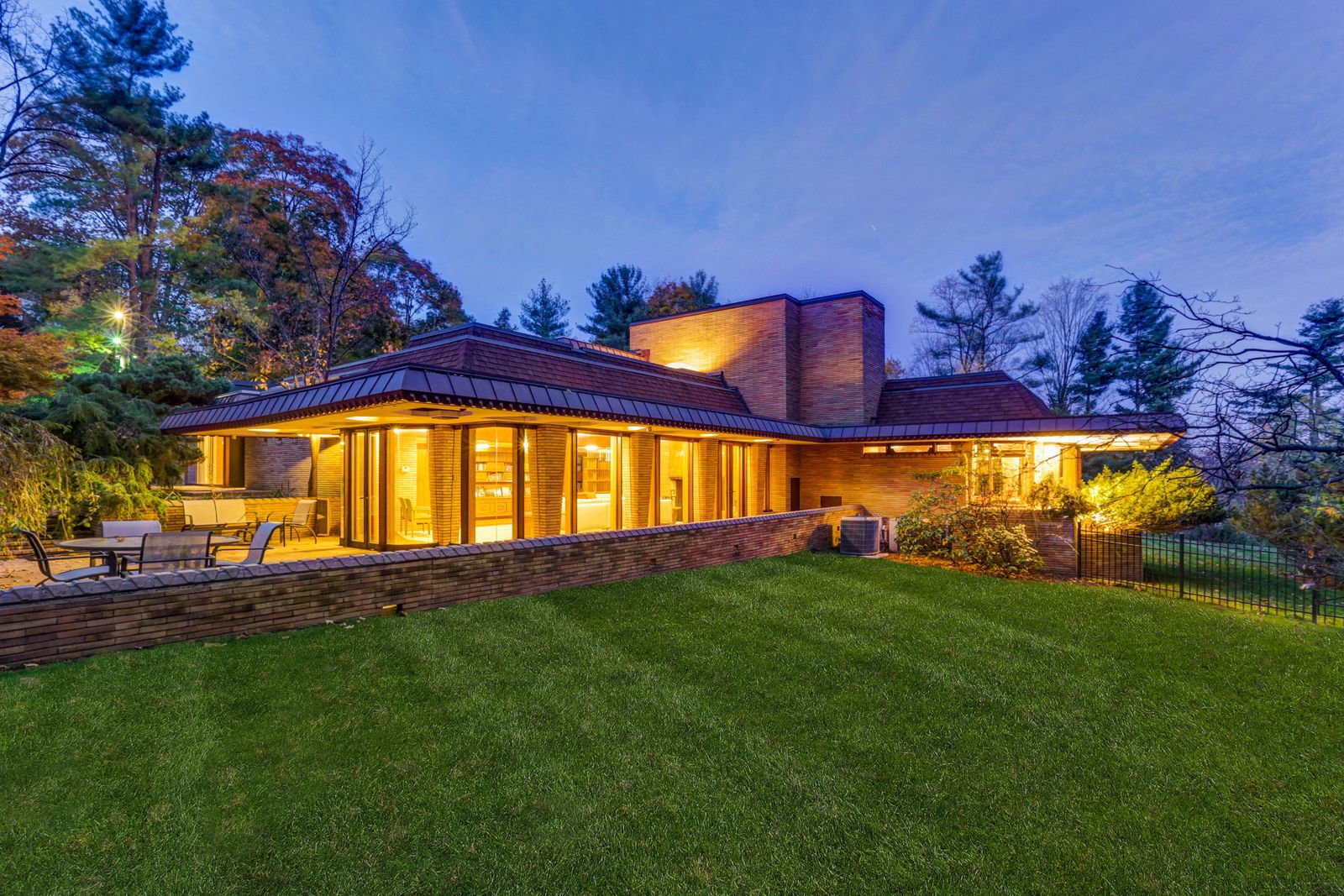 Photo 11 of 16 in The Frank Lloyd Wright–Inspired Home in “Mrs. Maisel ...