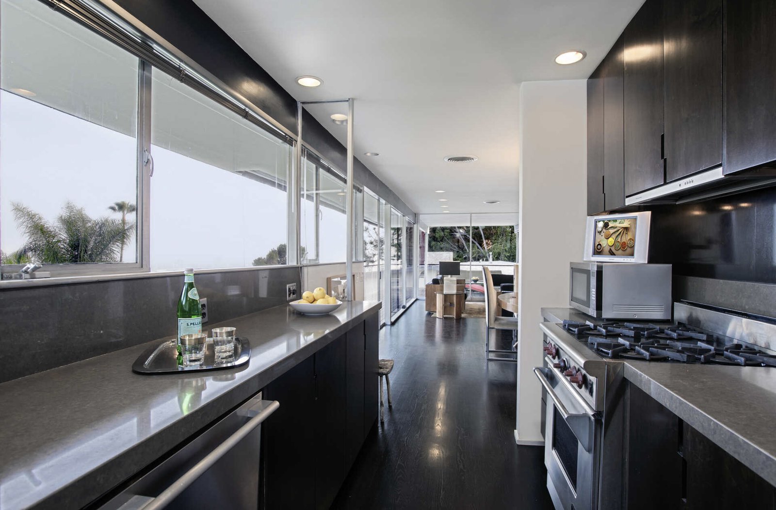 Photo 5 of 12 in Richard Neutra’s Restored Lew House Is the Epitome of ...