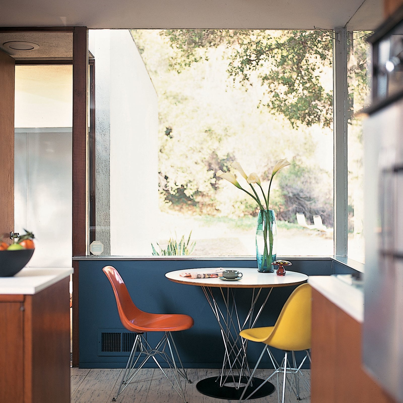 Photo 6 of 9 in Richard Neutra’s Enchanting Taylor House Seeks $1.75M ...
