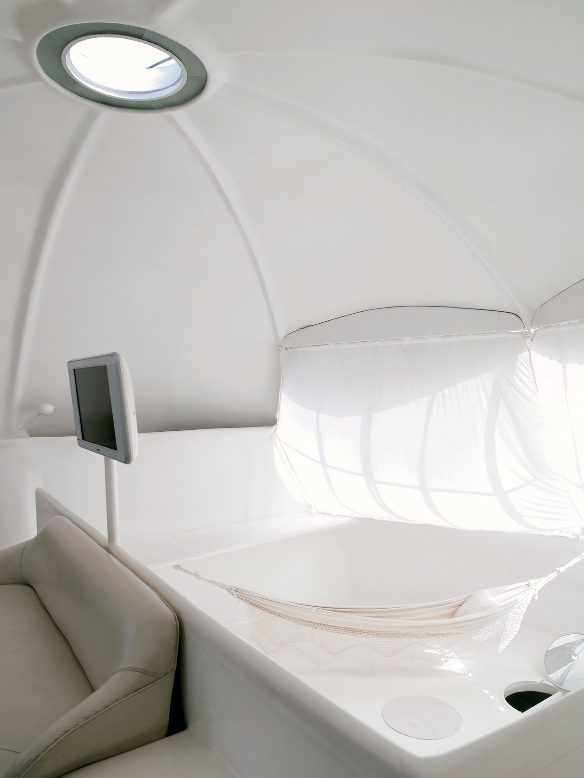 Photo 5 of 6 in This Groovy, Spherical Home in São Paulo Wants to ...