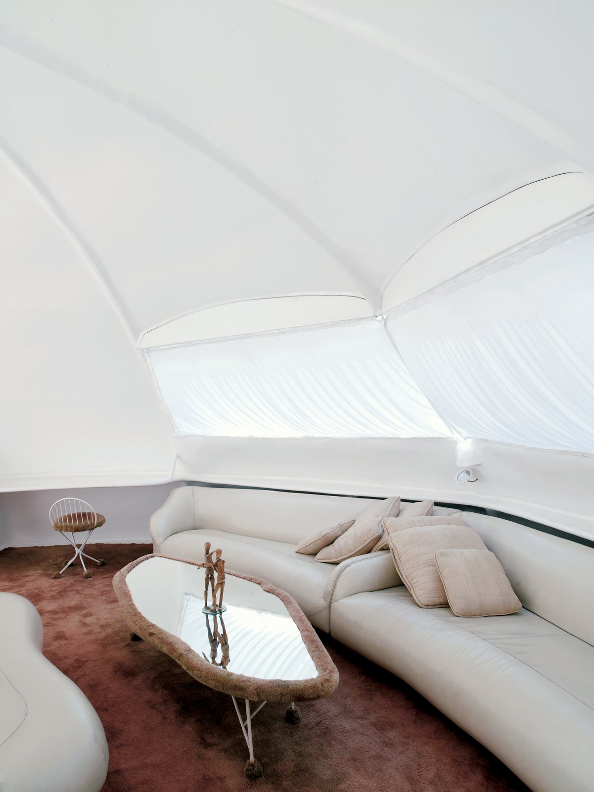 Photo 4 of 6 in This Groovy, Spherical Home in São Paulo Wants to ...