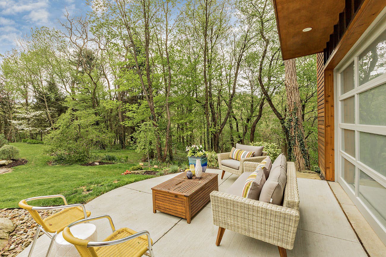 Photo 13 of 15 in A Frank Lloyd Wright–Inspired Glass House in Ohio ...