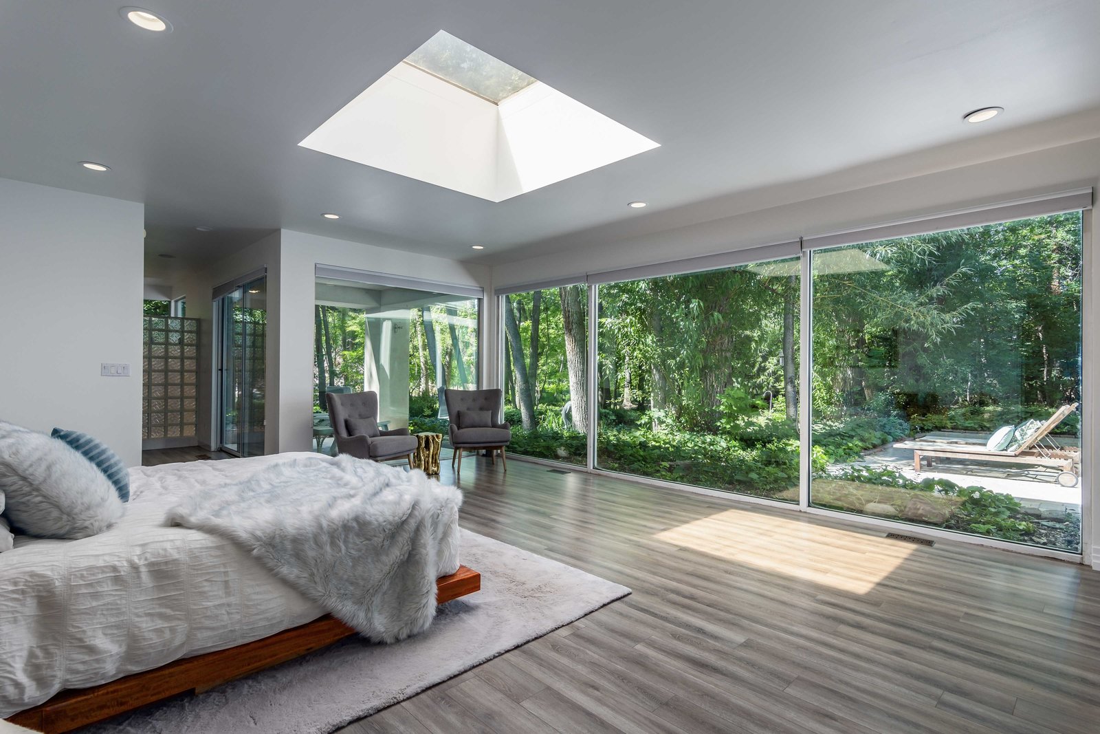 Photo 9 of 10 in A Glass-Encased Home in a Forest Near Salt Lake City ...