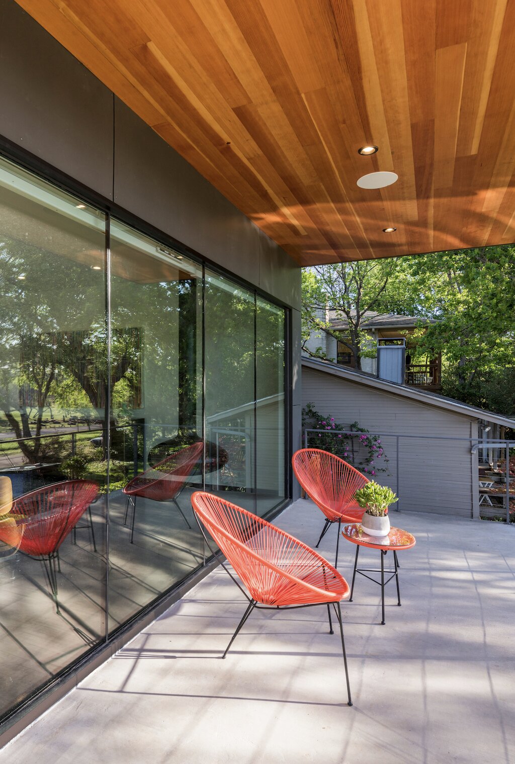 Photo 6 of 7 in An Indulgent Fenestration Design Rewards This Modern ...