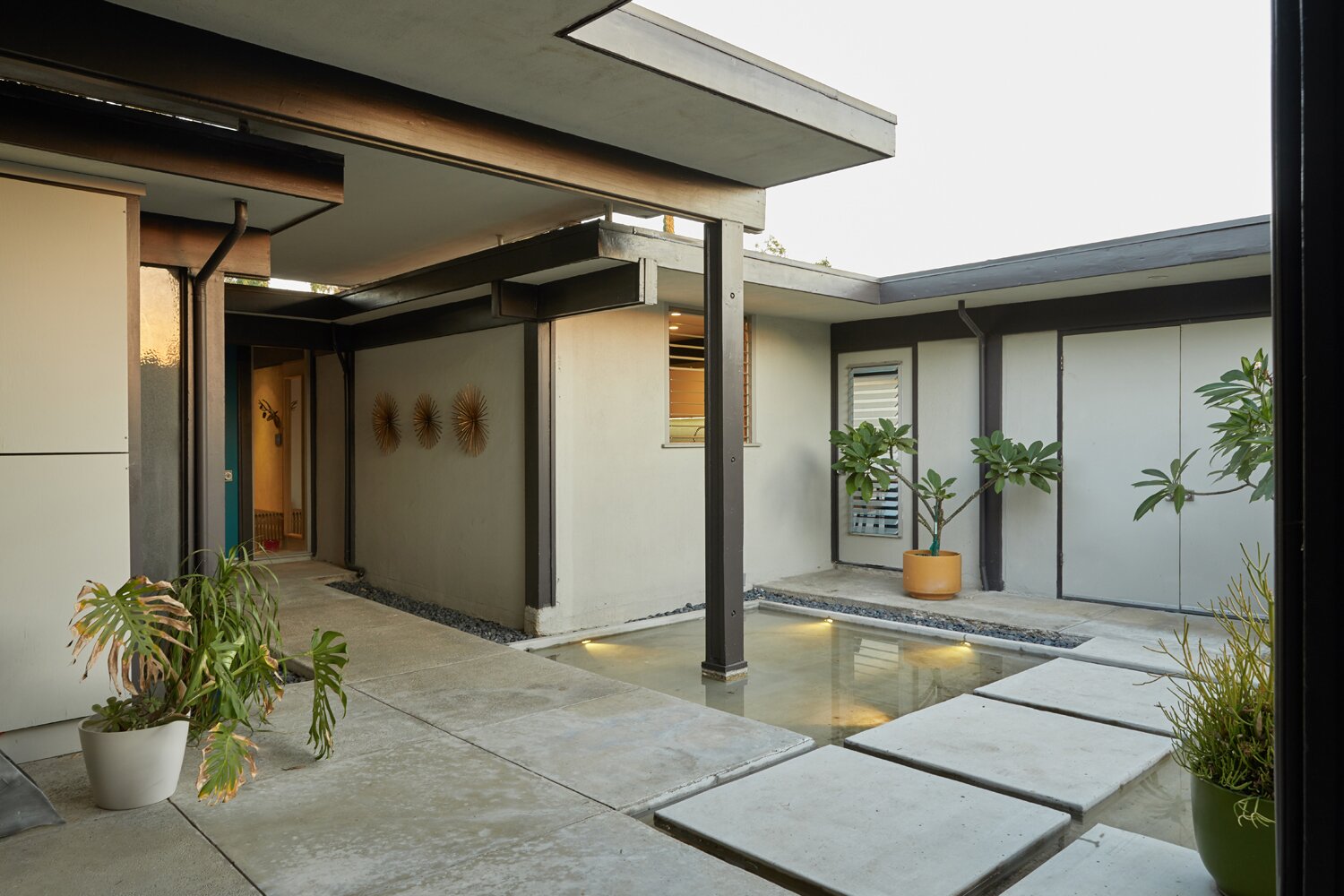 Photo 2 of 11 in A Midcentury Los Angeles Home With “Spider Leg” Beams ...