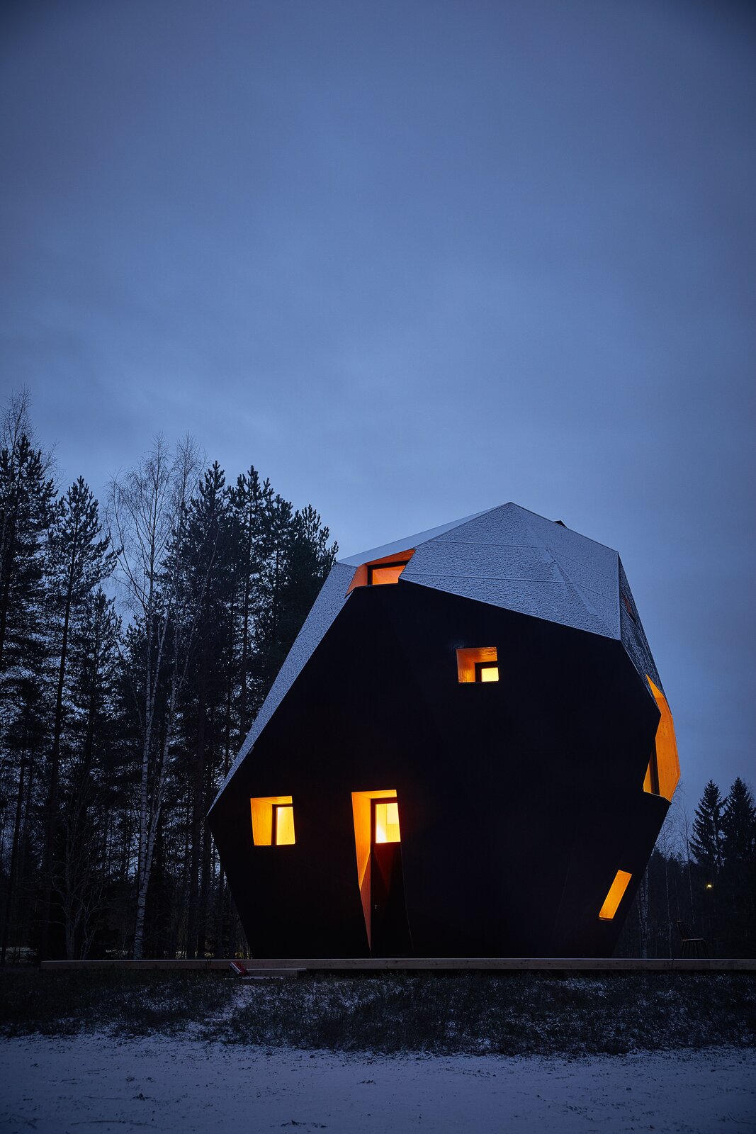 Photo 19 of 21 in With an Otherworldly Shape, This Finnish Cabin Fends ...