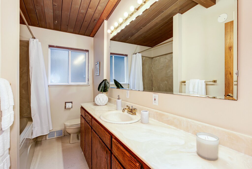 Photo 11 of 13 in A Sun-Drenched Midcentury Near Seattle Seeks $750K ...
