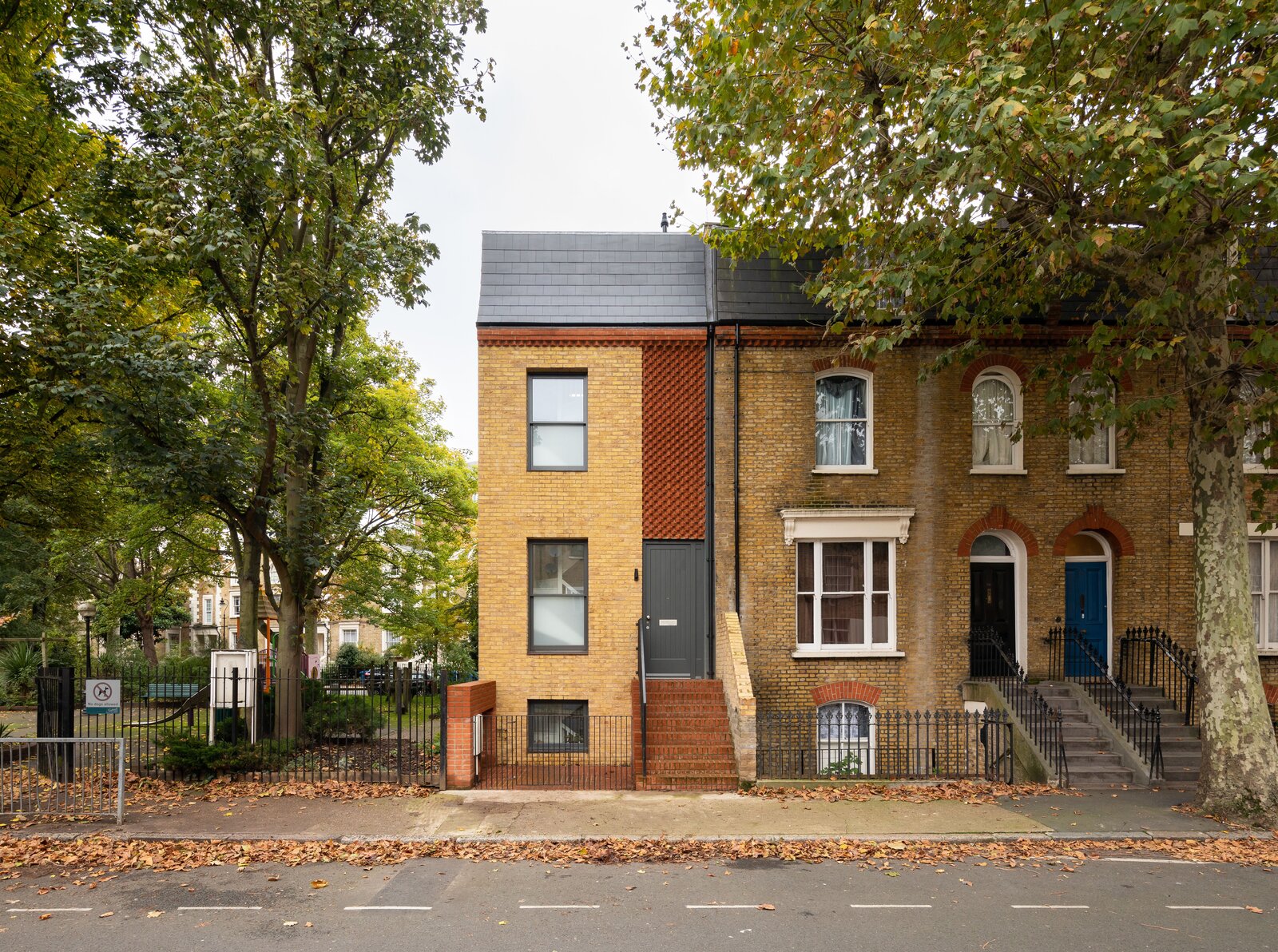 Photo 2 of 9 in Dogtooth Brickwork Makes a Narrow London Terrace House ...