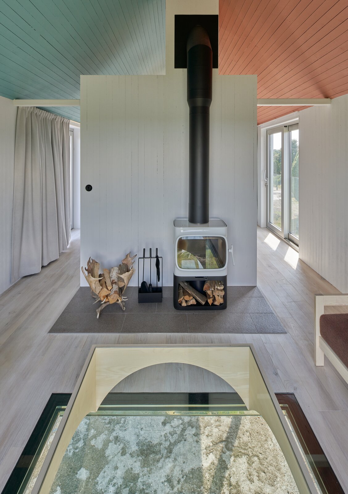 Photo 4 of 9 in A Surreal Mirrored Cabin Stands High Above the Earth in ...