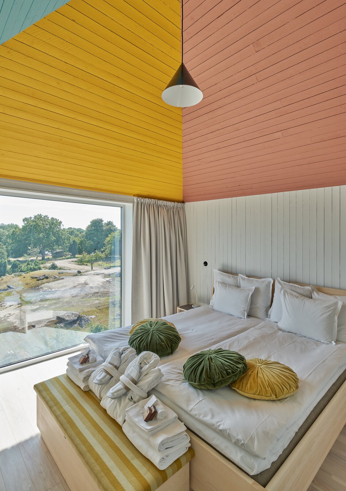 Photo 6 of 9 in A Surreal Mirrored Cabin Stands High Above the Earth in ...