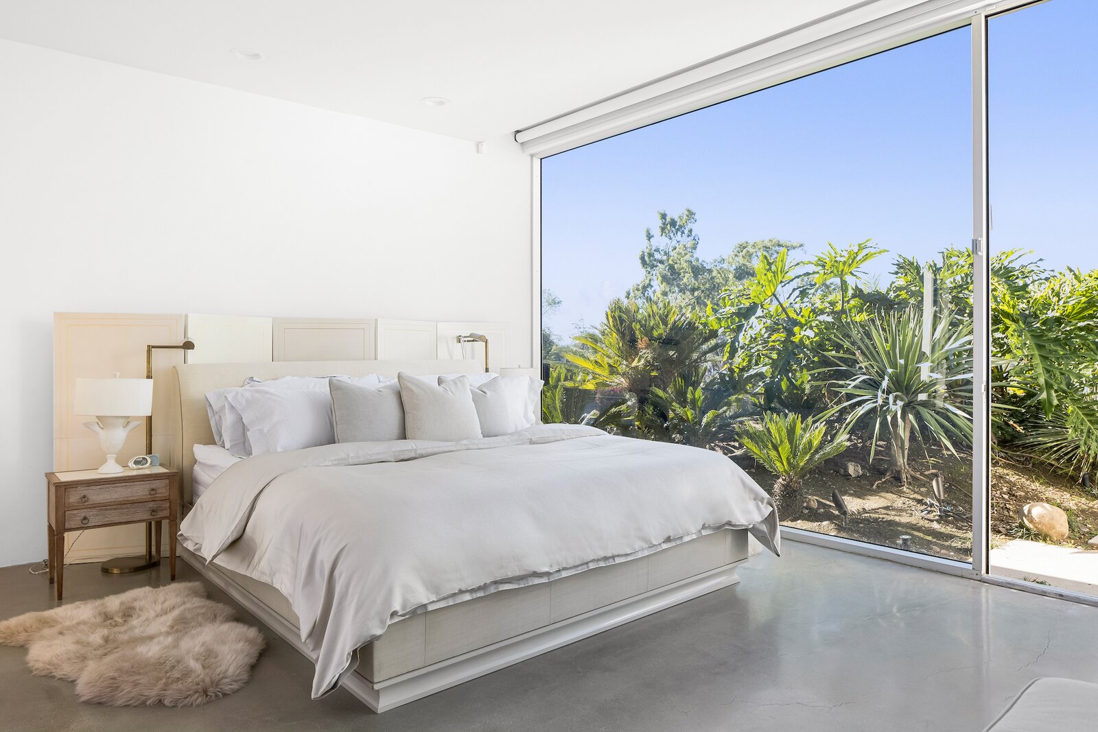 Photo 4 of 11 in Richard Neutra’s Boxcar-Style Loring House Lists for ...