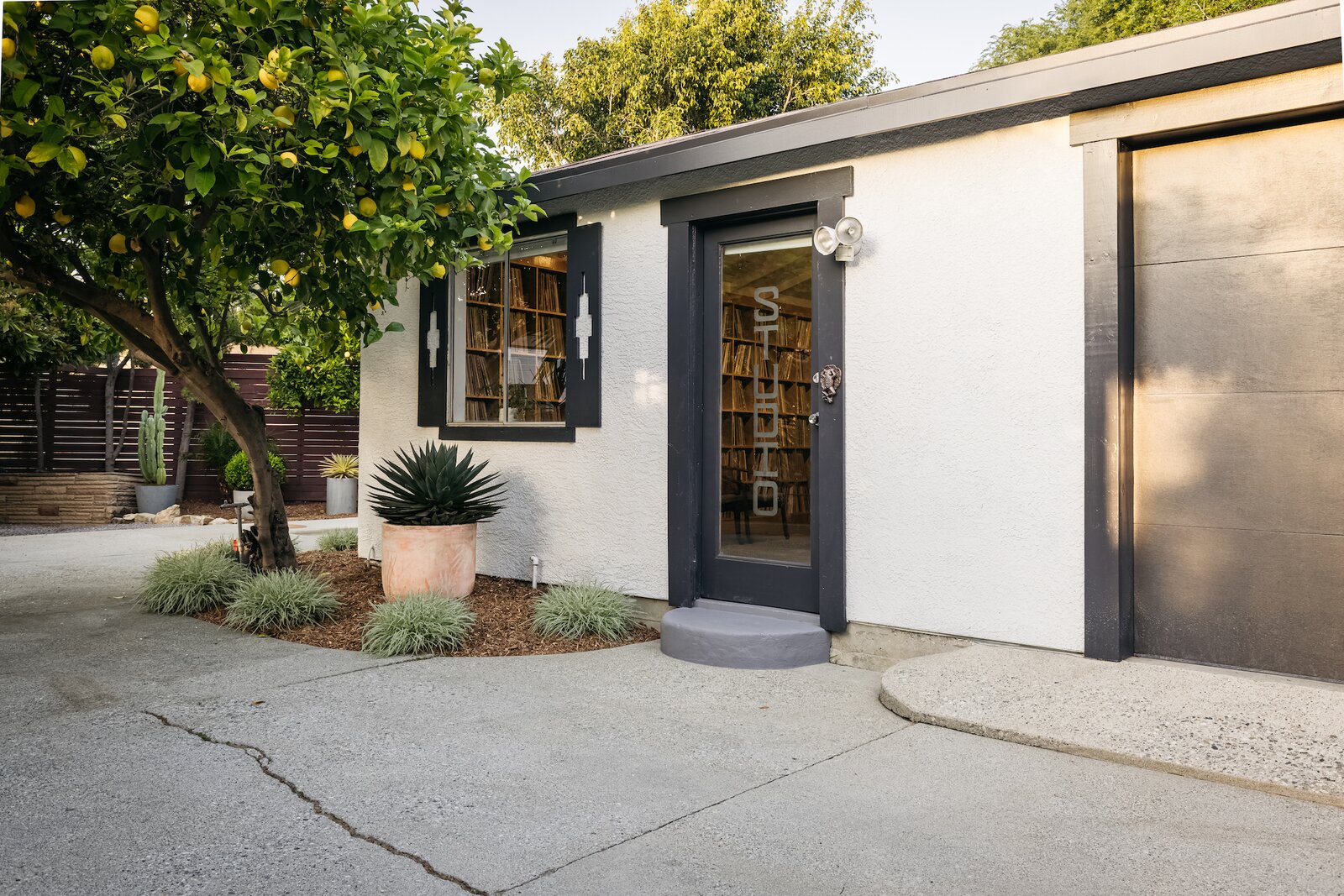 Photo 9 of 12 in A Los Angeles DJ’s Hacienda-Style Home With a Backyard ...