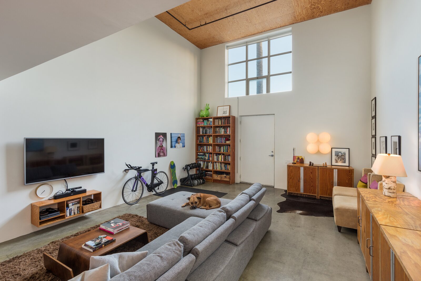 Photo 15 of 16 in Live and Work in This Frank Gehry Loft in Santa ...
