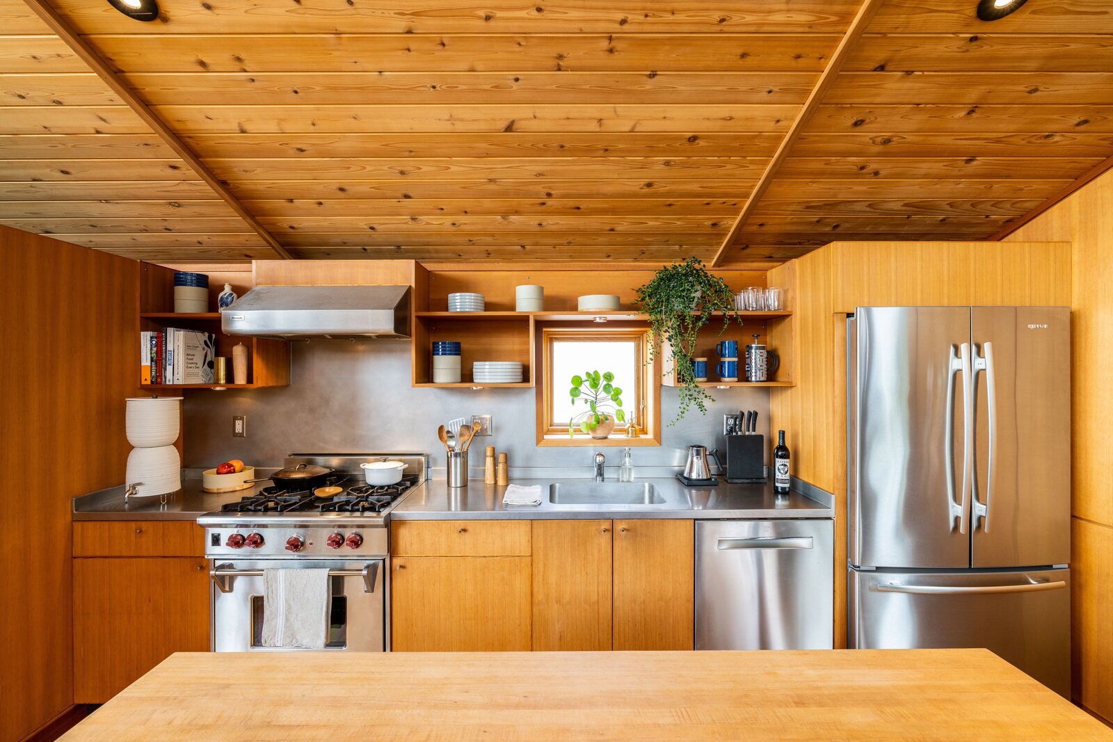 Photo 7 of 13 in An Award-Winning Oregon Cabin Awash in Cozy, Coastal ...