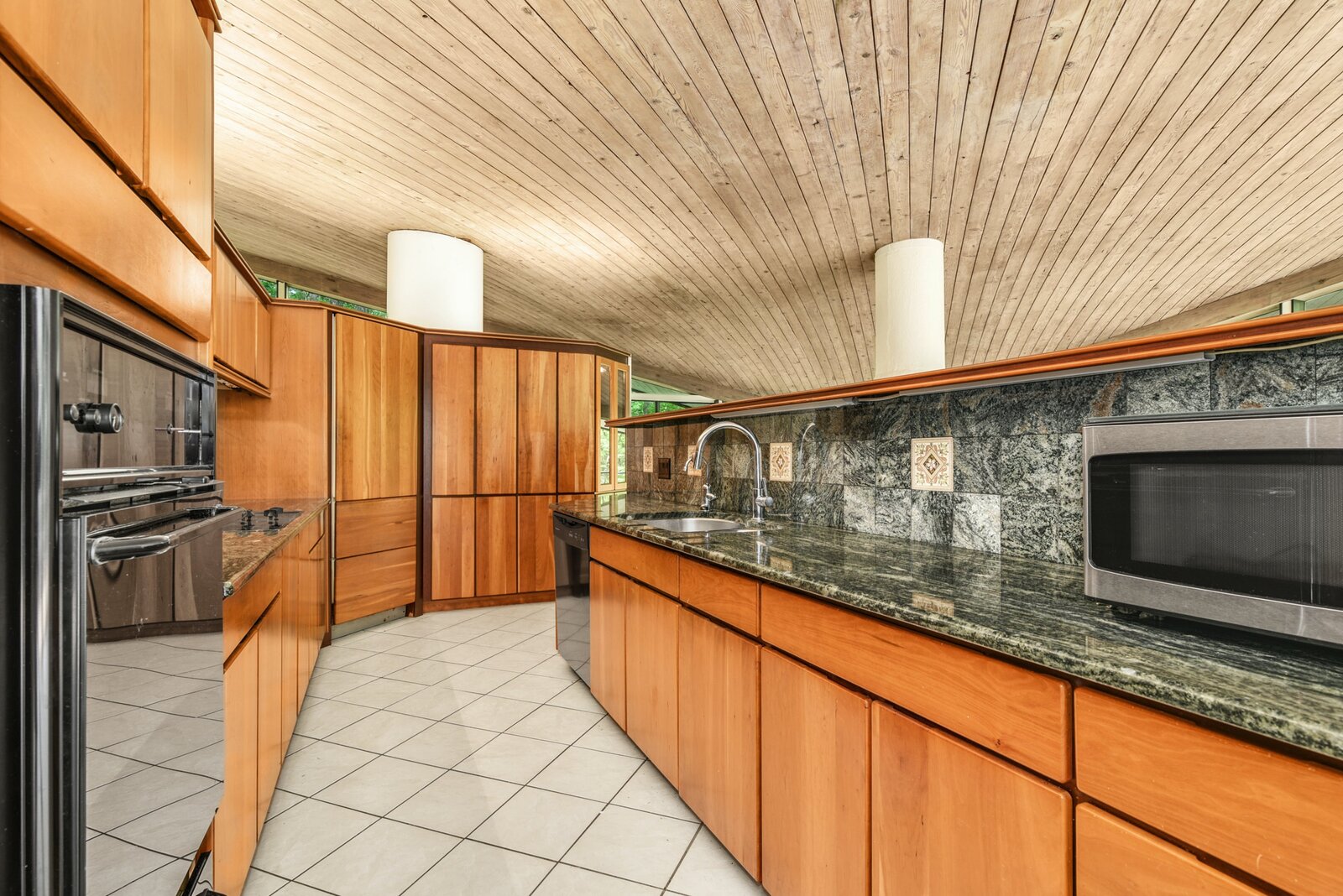 Photo 6 of 11 in A Midcentury Gem With a Jaw-Dropping Roof Hits the ...