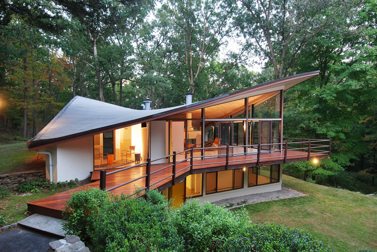 Photo 1 of 11 in A Midcentury Gem With a Jaw-Dropping Roof Hits the ...