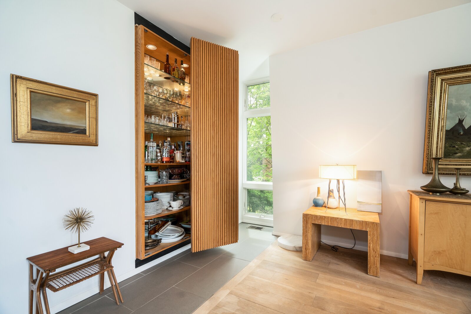 Photo 4 of 11 in A Pristine Midcentury With Soaring Walls of Glass ...