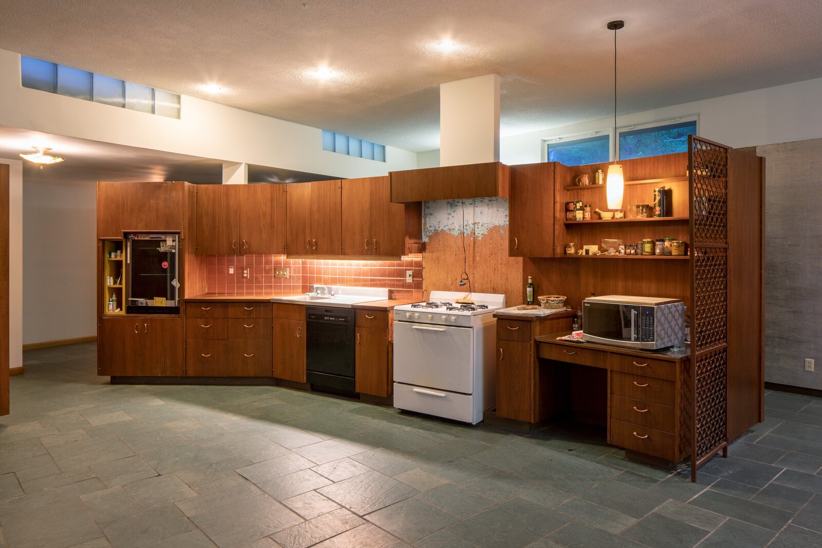 Photo 6 of 11 in A “Floating” Midcentury Time Capsule Lists for $750K ...