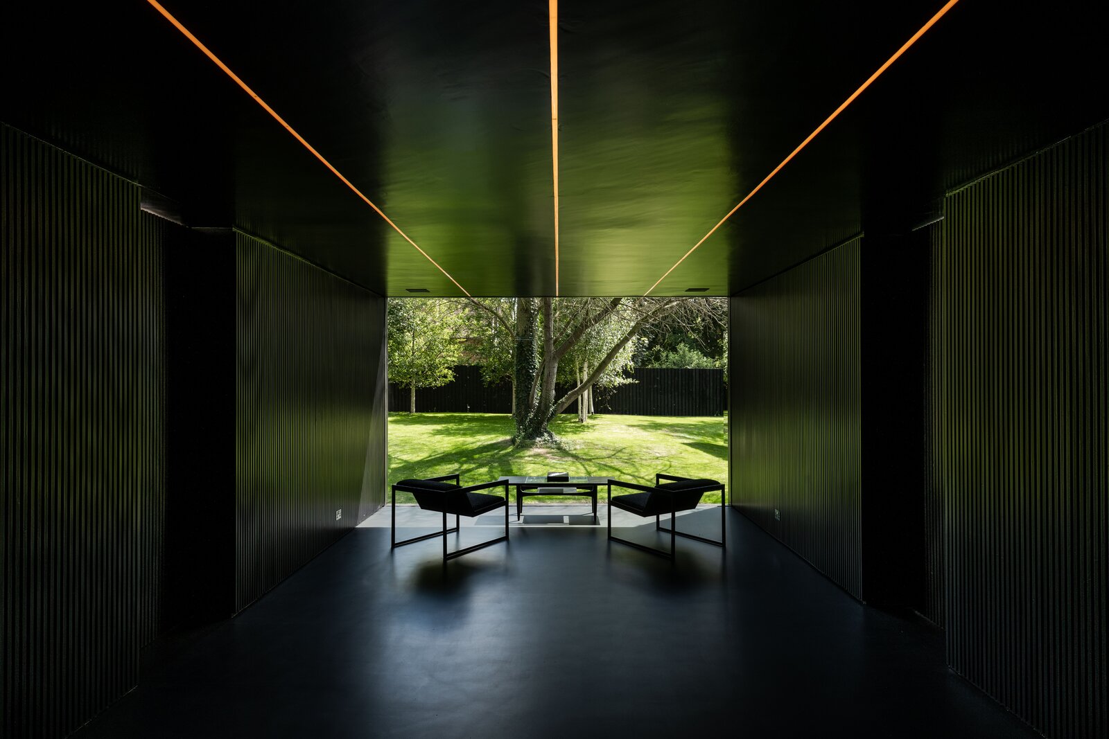 Photo 9 of 10 in Pounce on This “Invisible House” in England Before It ...