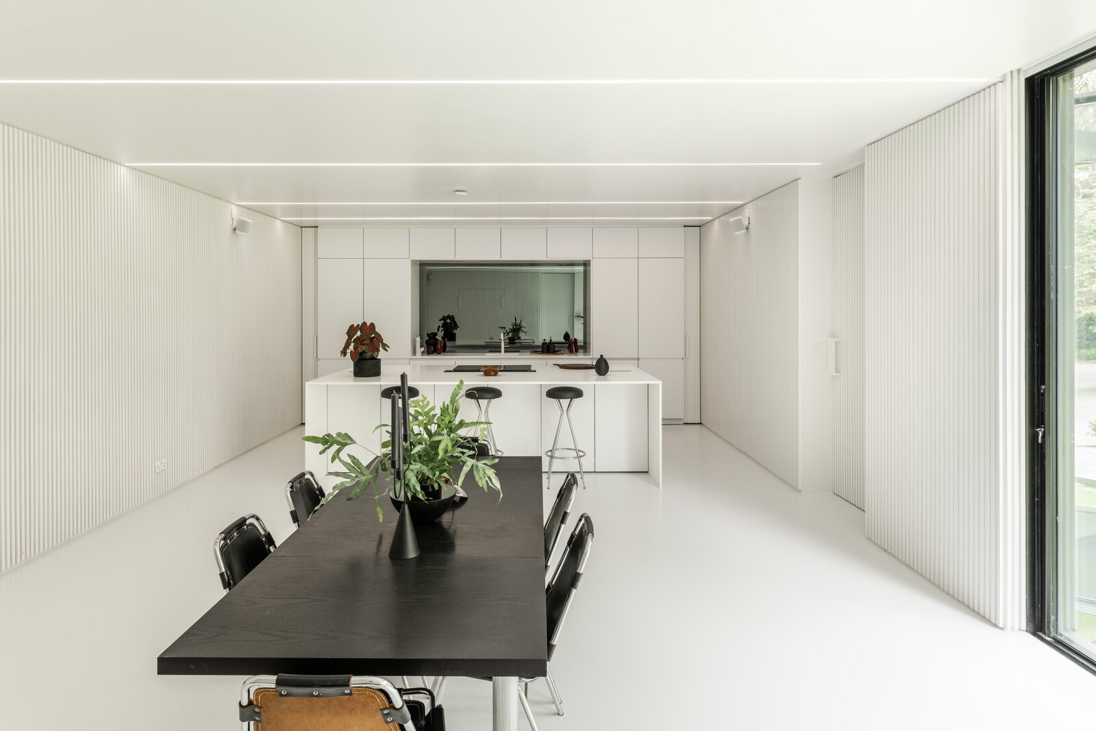 Photo 3 of 10 in Pounce on This “Invisible House” in England Before It ...