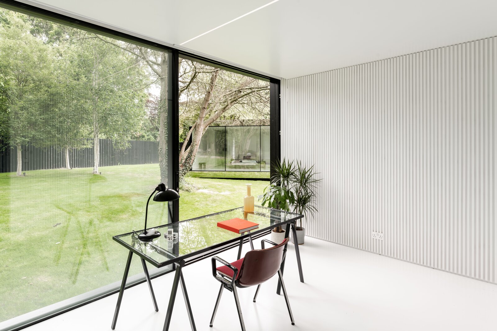 Photo 5 of 10 in Pounce on This “Invisible House” in England Before It ...