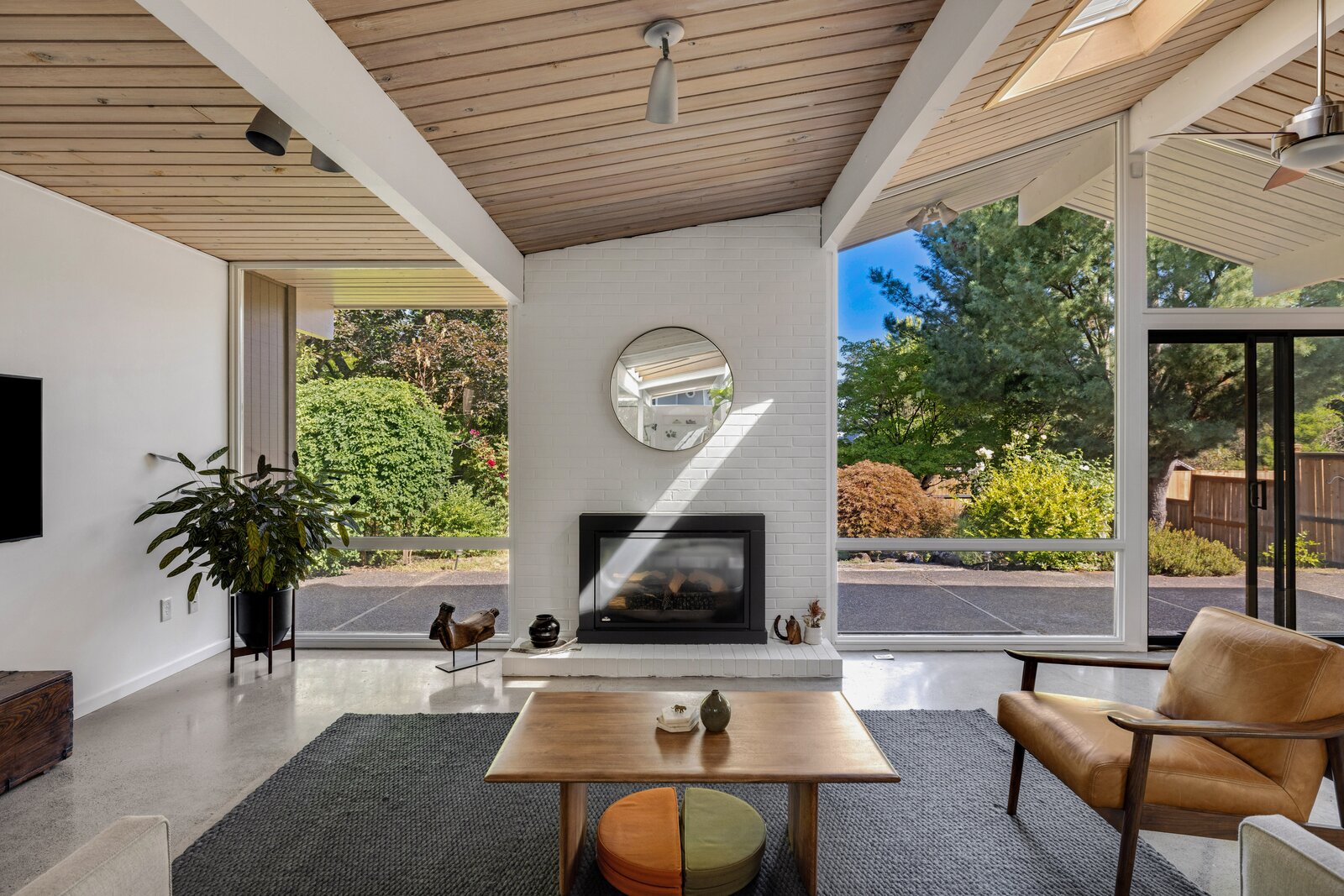 Photo 5 of 10 in An Oregon Midcentury With a Lush Indoor Garden Could ...