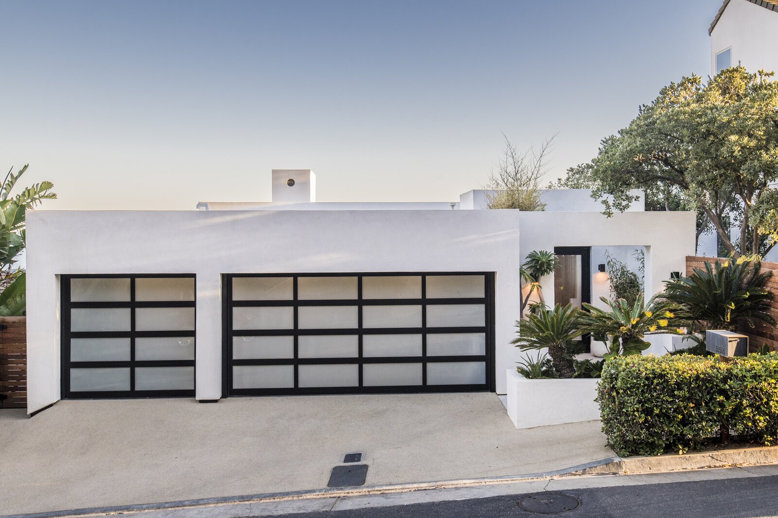 Photo 2 of 11 in Steve McQueen’s Malibu Beach House Lists for a ...