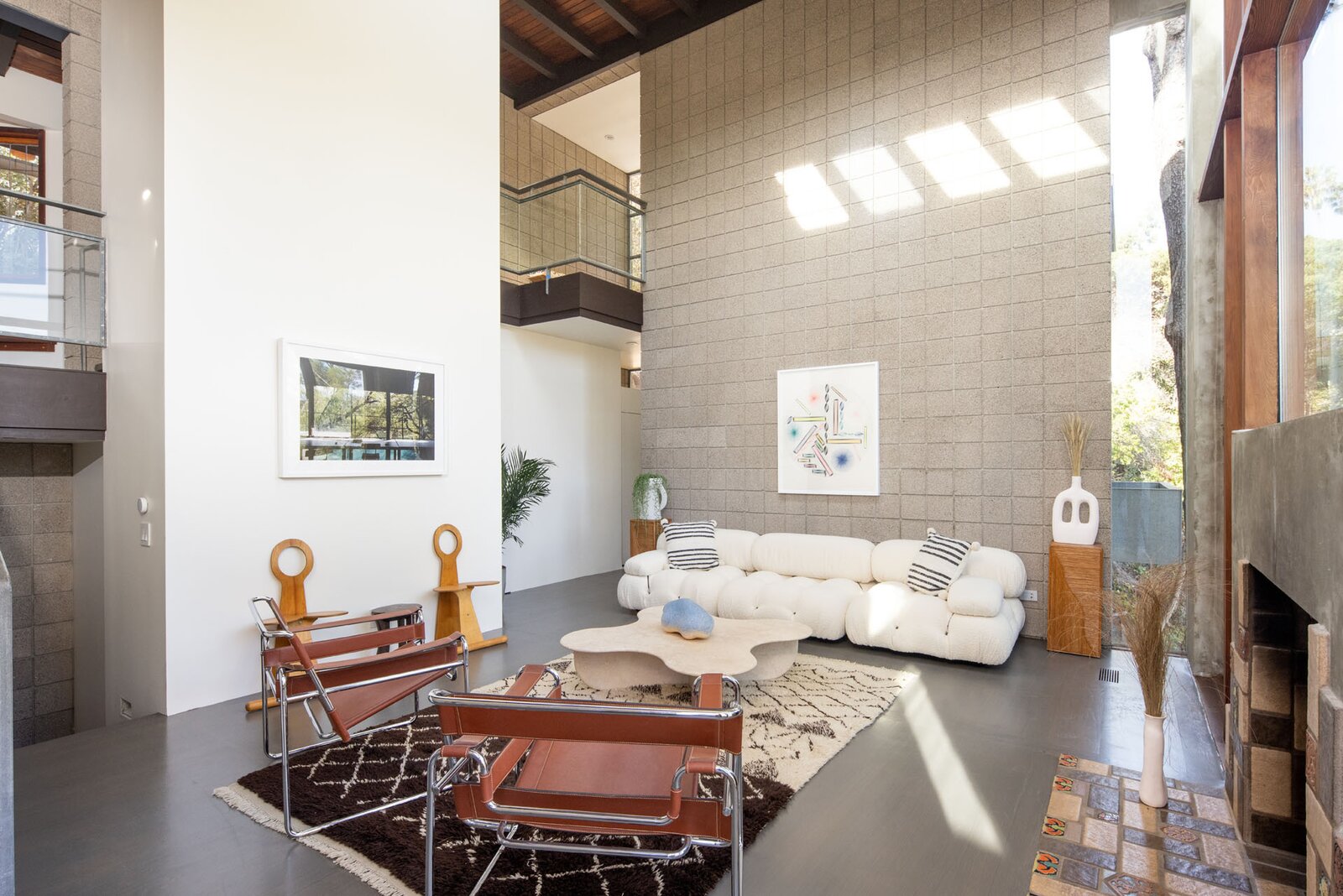 Photo 3 of 10 in A Monumental Home Made of Cinder Blocks and Glass ...