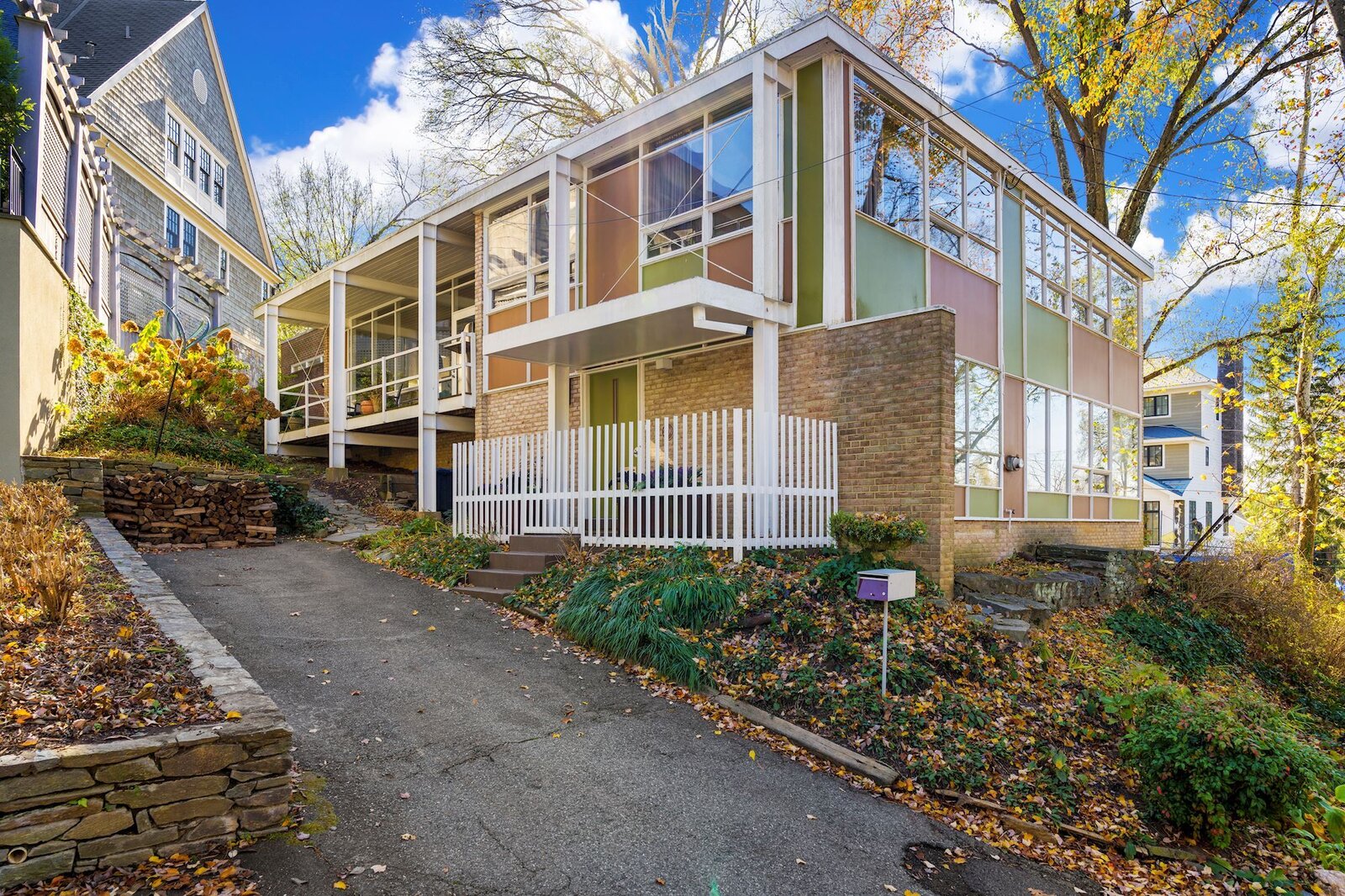 This D.C. Midcentury Checks All the Boxes With Its Colorful, Gridded ...