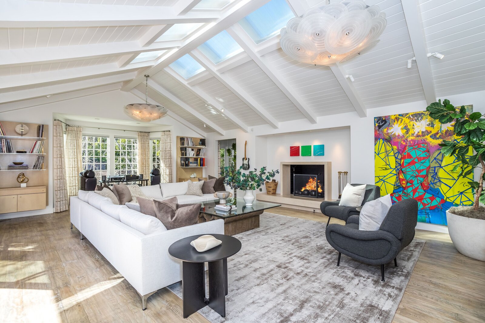 Photo 4 of 11 in Jim Carrey’s Longtime L.A. Home Hits the Market at $26 ...