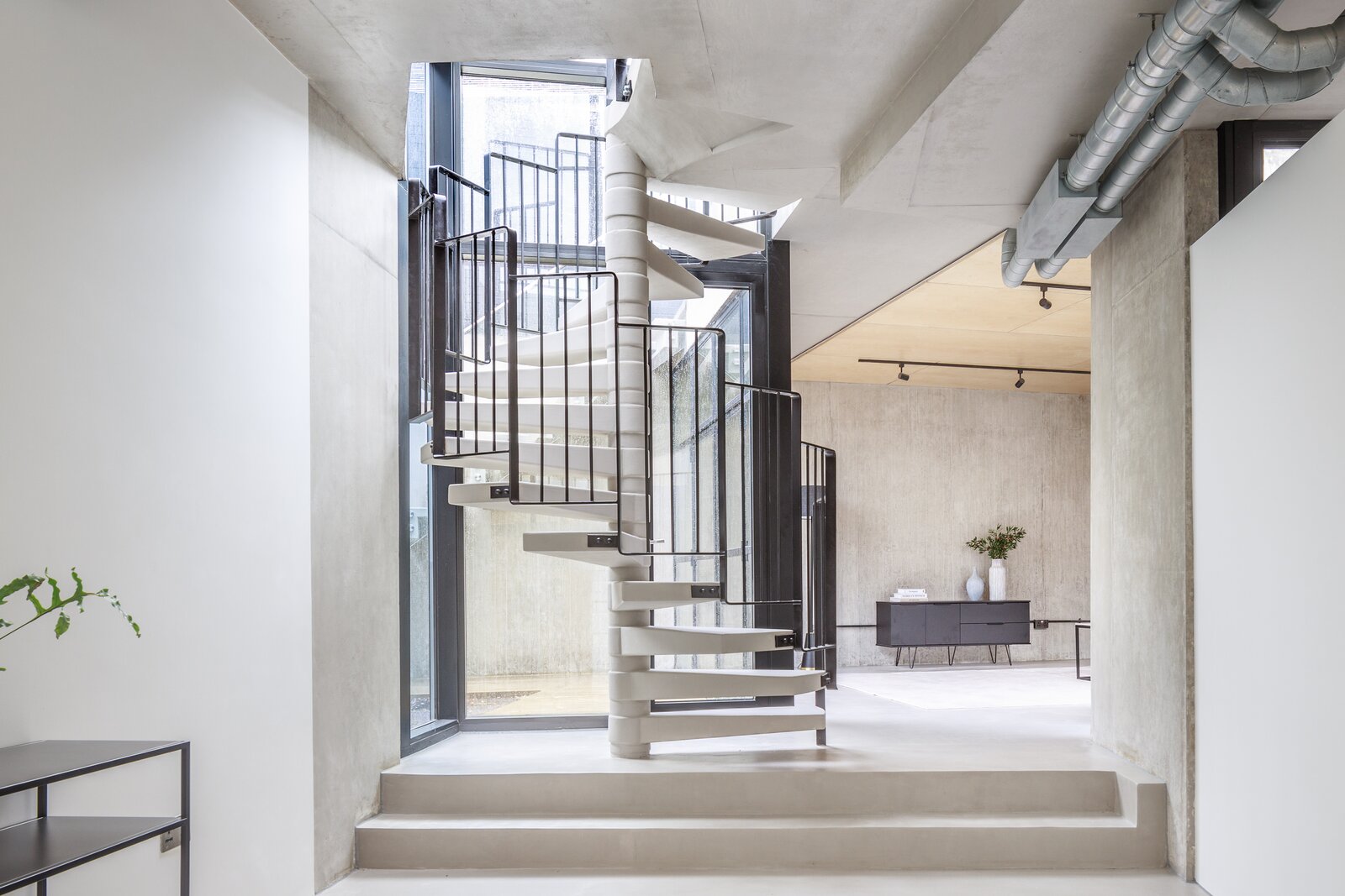 Photo 7 of 10 in If You Dig Sunken Courtyards and Concrete, This £950K ...