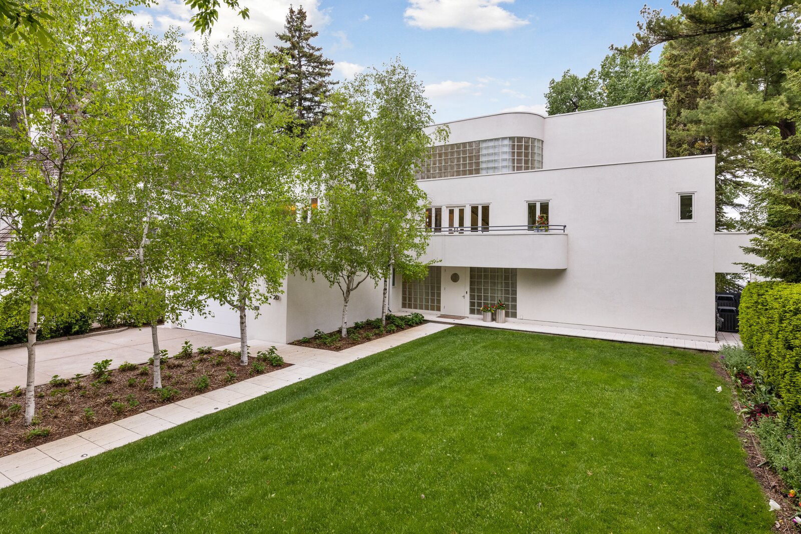A Streamline Moderne Stunner Lands on the Market in Minneapolis for $3 ...