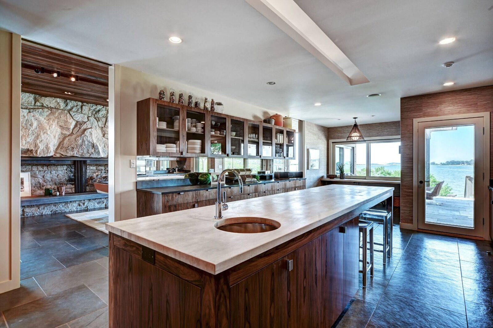 Photo 4 of 11 in A Rare Midcentury Home by Bertrand Goldberg Surfaces ...