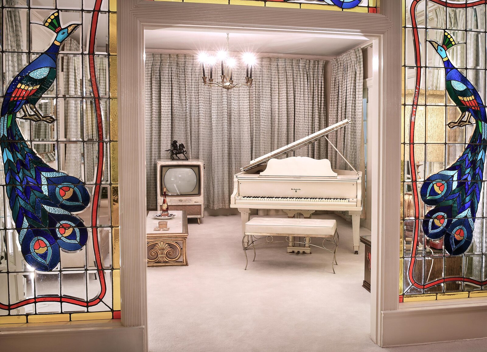 Inside Graceland Mansion Photos From Go Inside Elvis Presley's