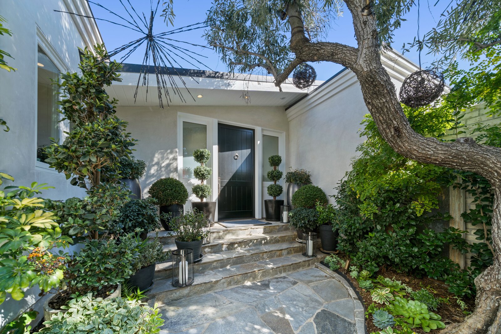 Photo 2 of 11 in Emily Blunt and John Krasinski’s Former L.A. Home Just ...
