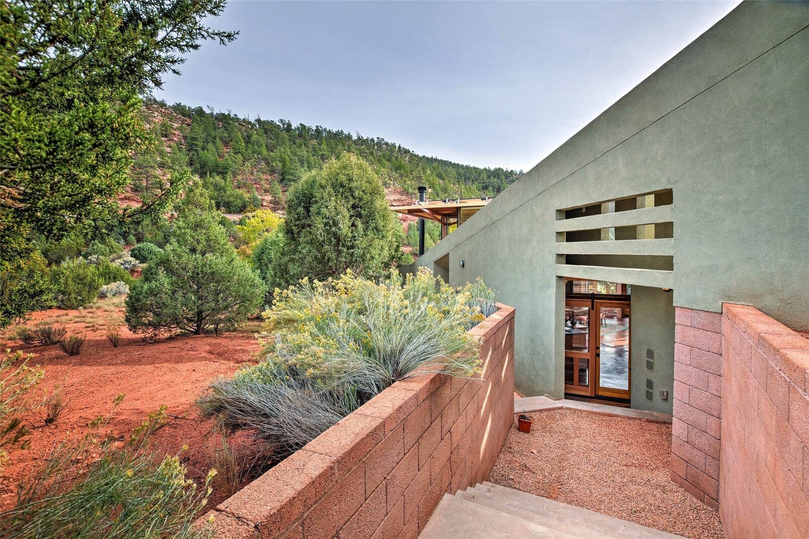 Photo 9 of 10 in This $1.7M New Mexico Home Soaks Up Desert Views in ...