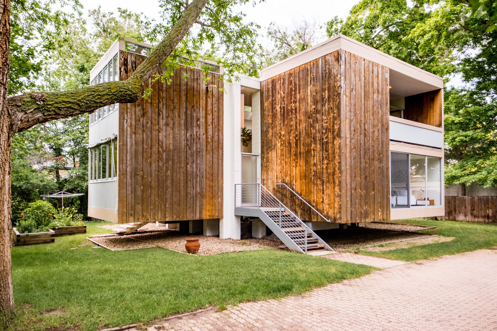 In Denver, a “Floating” Midcentury Home Lists for the First Time at $2 ...