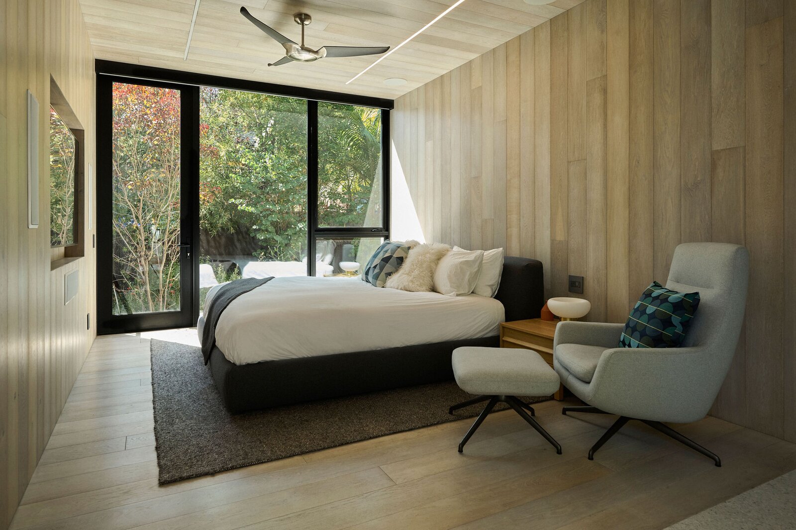 Photo 5 of 9 in An Architect’s Minimalist Home Gets a Splash of Color ...